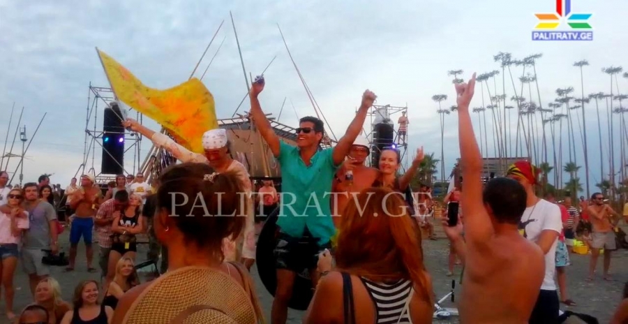 “Kazantip” guests dancing to Georgian song in Anaklia - GeorgianJournal