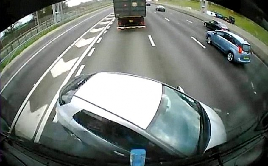 Footage shows lorry and car collide in London - GeorgianJournal