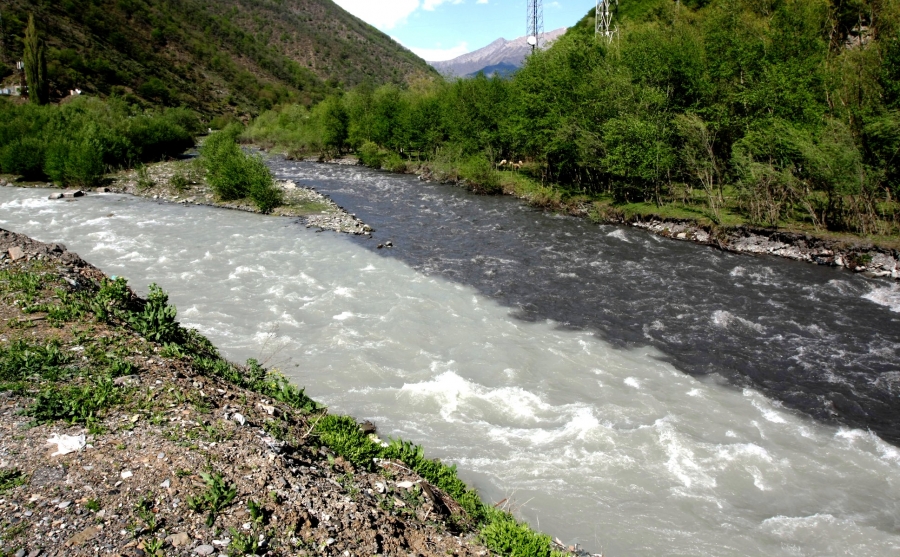 How Black and White Aragvi Rivers reunite – Amazing video from a bird’s ...