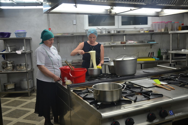 Cook like a Georgian: Elastic Elarji - GeorgianJournal